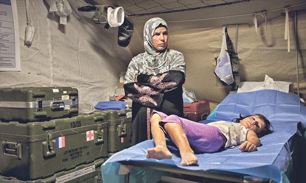 La Princesse Sarah Zeid de Jordanie visite l'hôpital de campagne ...