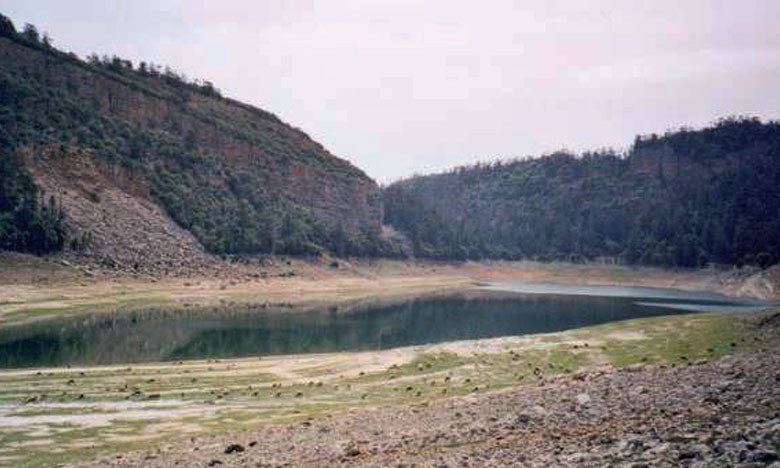 Le lac d'Afnourir d'Ifrane repeuplé de 180.000 alevins - Le Matin.ma