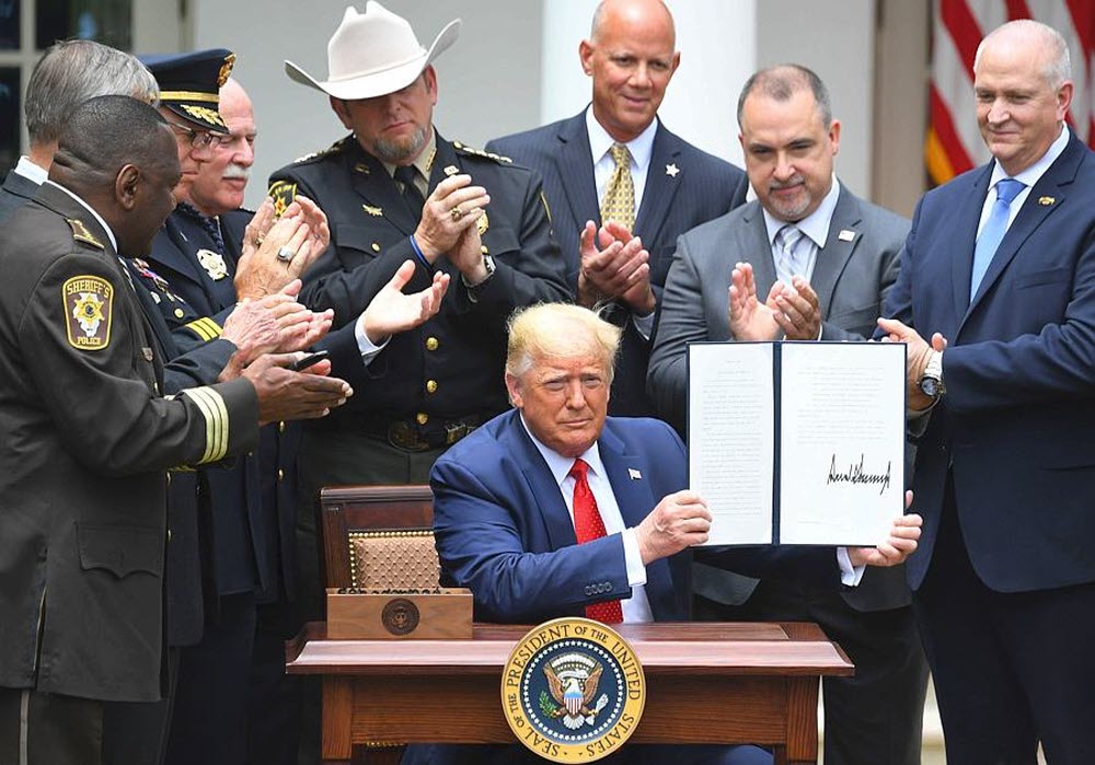 Trump signe un décret exécutif pour réformer la police - Le Matin.ma
